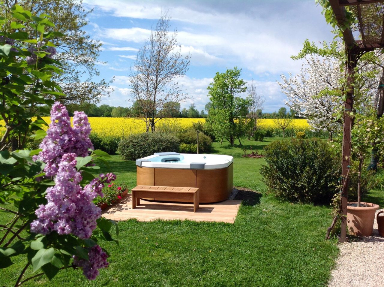 Jacuzzi®Delfi™TO ORDER Hot Tub | Oyster Pools & Hot Tubs - Wales