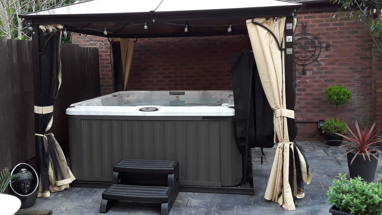Jacuzzi®J-245™ 2014 PRE-OWNED Hot Tub | Oyster Pools & Hot Tubs - Wales