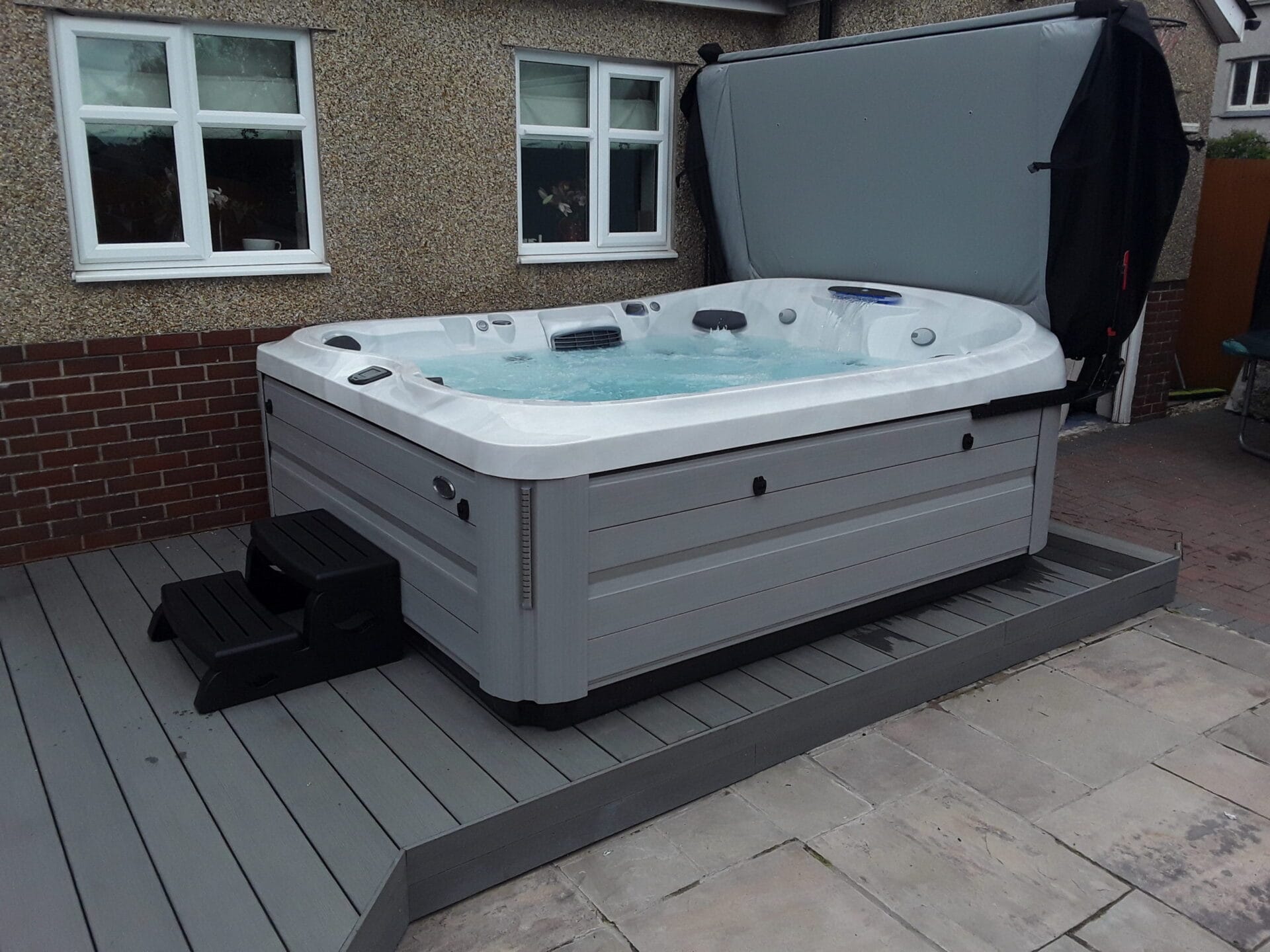 Jacuzzi®J-495™ Hot Tub | Oyster Pools & Hot Tubs - Wales