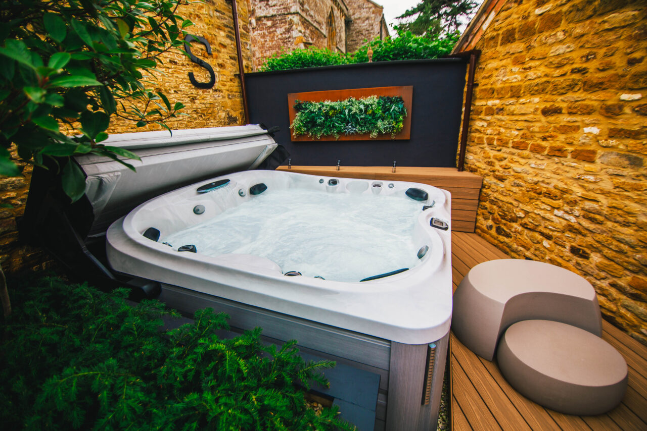 Jacuzzi®J-485™ Hot Tub | Oyster Pools & Hot Tubs - Wales