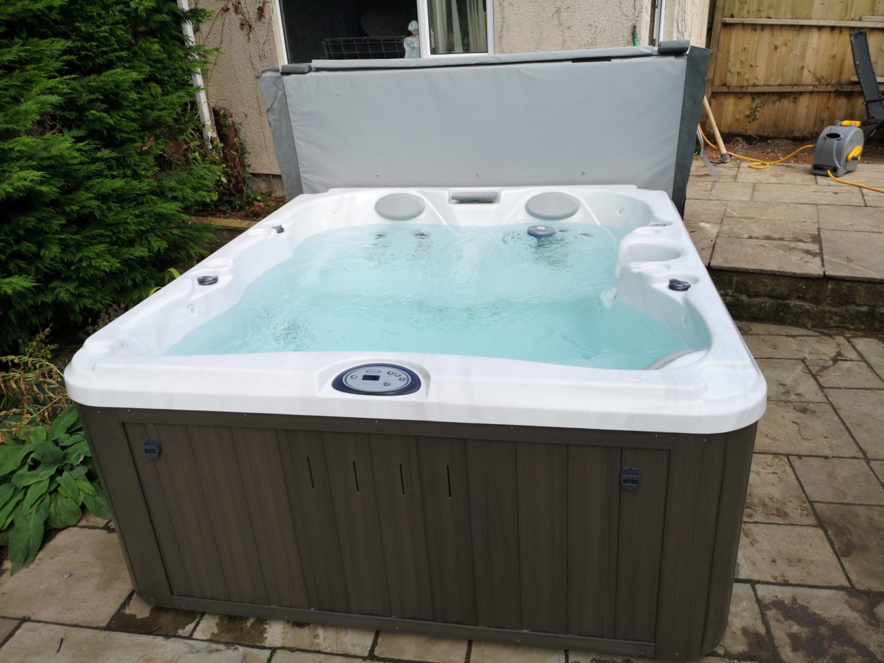 Jacuzzi®J-225™ Hot Tub | Oyster Pools & Hot Tubs - Wales
