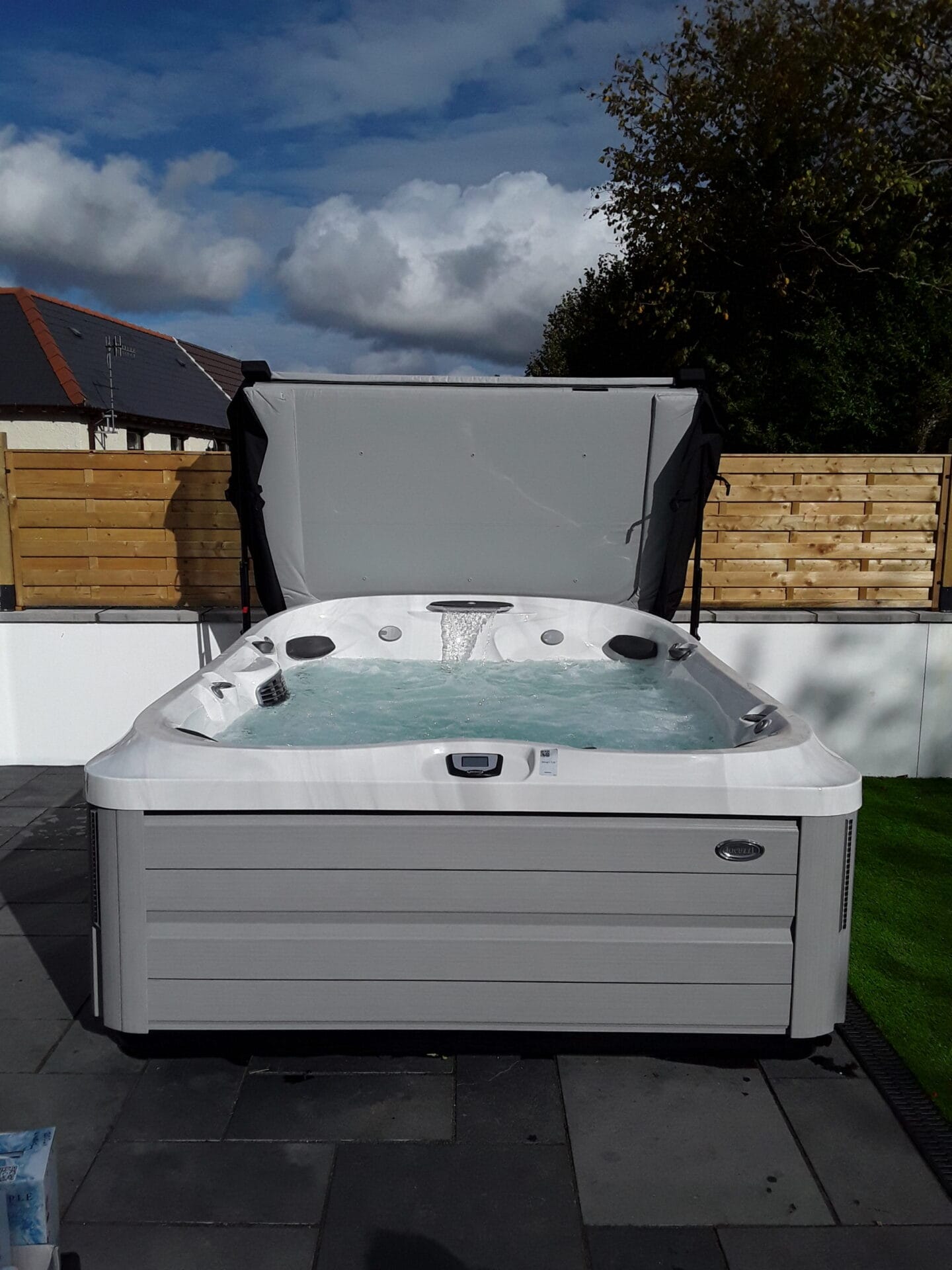 Jacuzzi®J-495™ Hot Tub | Oyster Pools & Hot Tubs - Wales