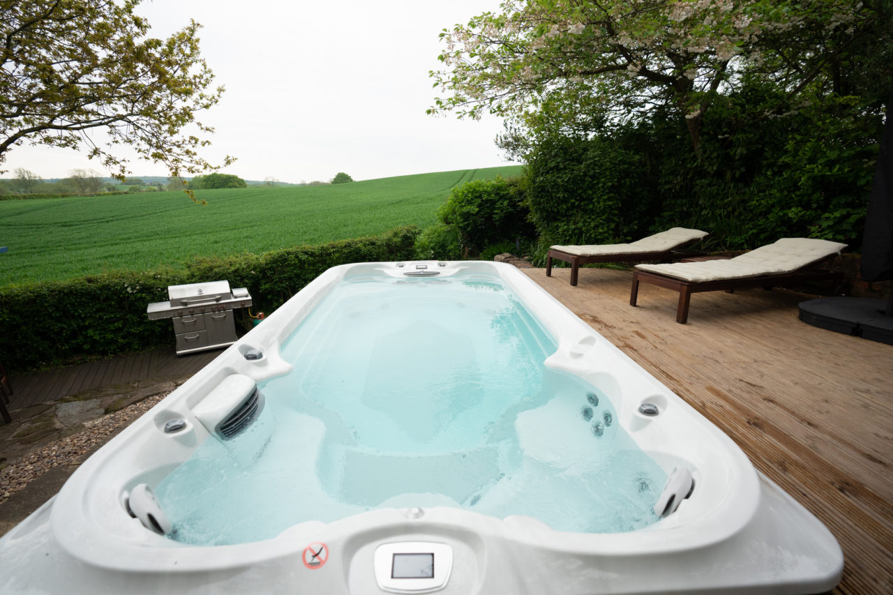 Jacuzzi®­J-16™ Swim Spa Pool­ | Oyster Pools & Hot Tubs