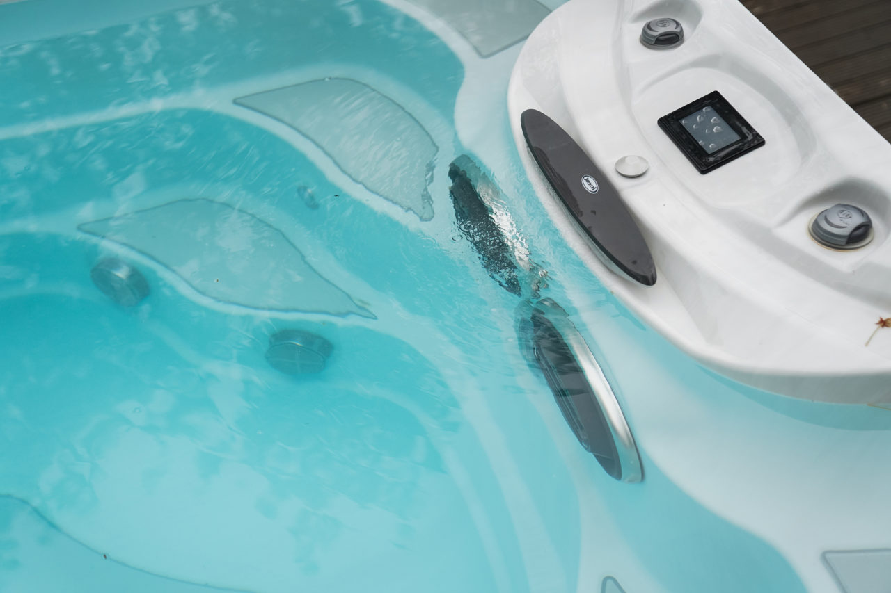 Jacuzzi®­J-16™ Swim Spa Pool­ | Oyster Pools & Hot Tubs