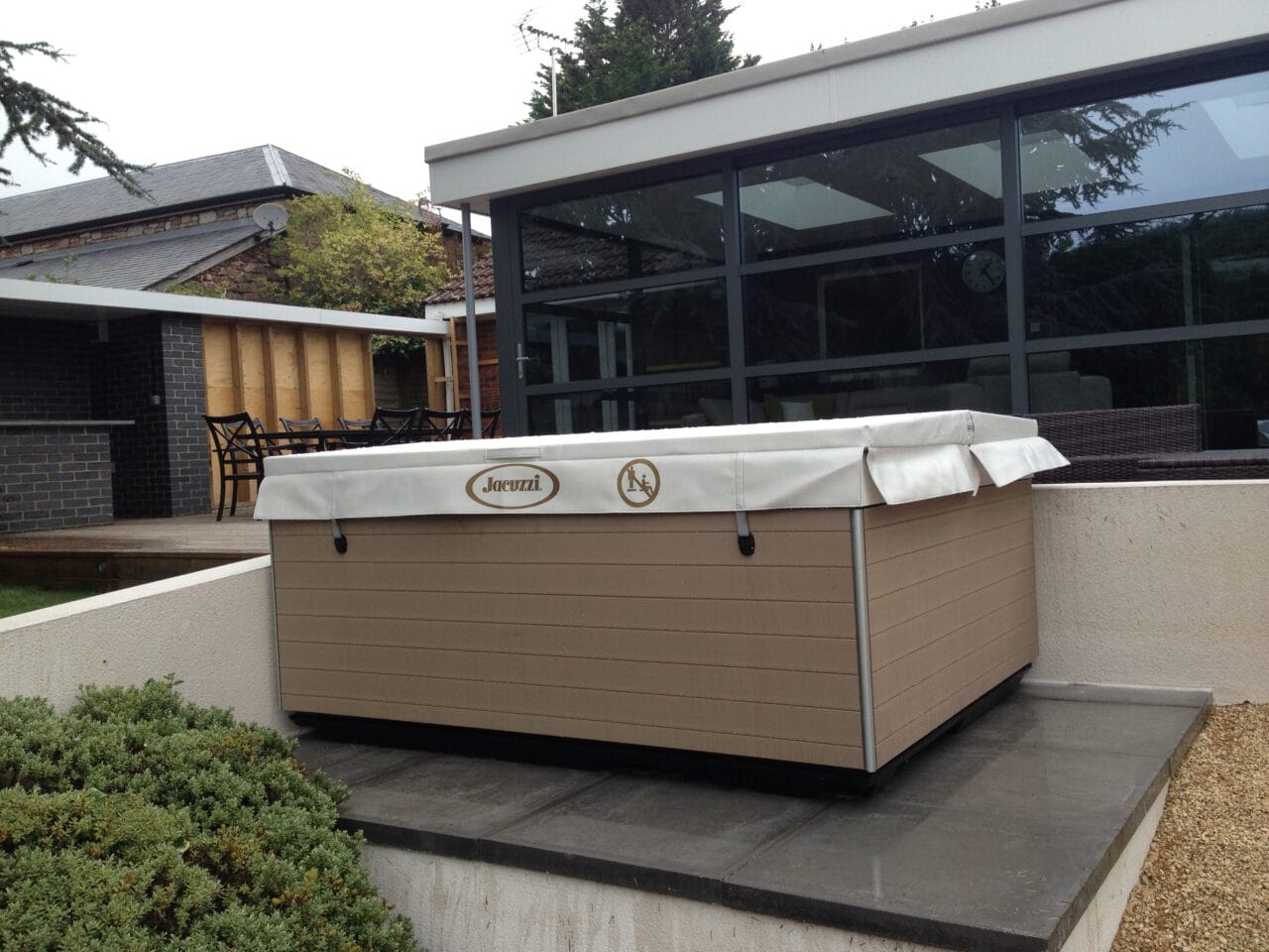 Jacuzzi®UNIQUE™TO ORDER Hot Tub | Oyster Pools & Hot Tubs - Wales