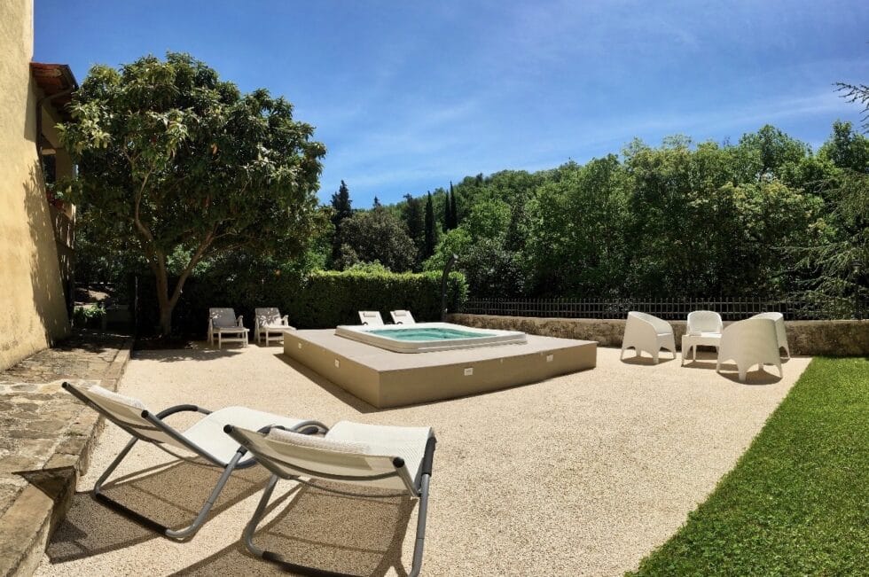 Jacuzzi®Profile™TO ORDER Hot Tub | Oyster Pools & Hot Tubs - Wales