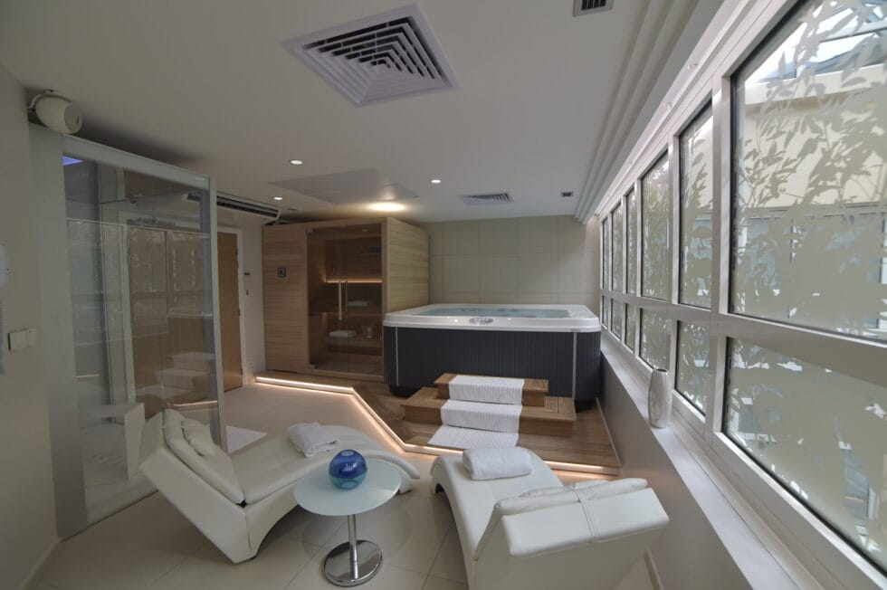 Jacuzzi®Profile™TO ORDER Hot Tub | Oyster Pools & Hot Tubs - Wales