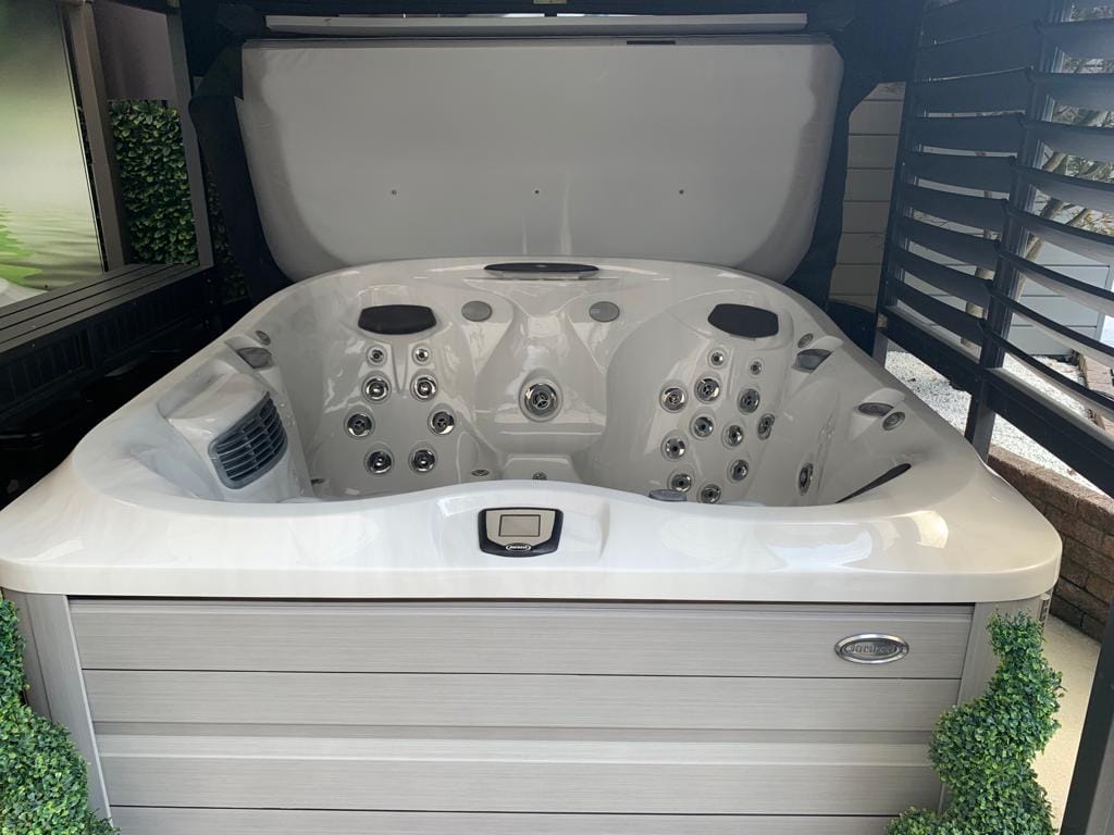 Jacuzzi®J-435™ Ex-Display Hot Tub | Oyster Pools & Hot Tubs - Wales